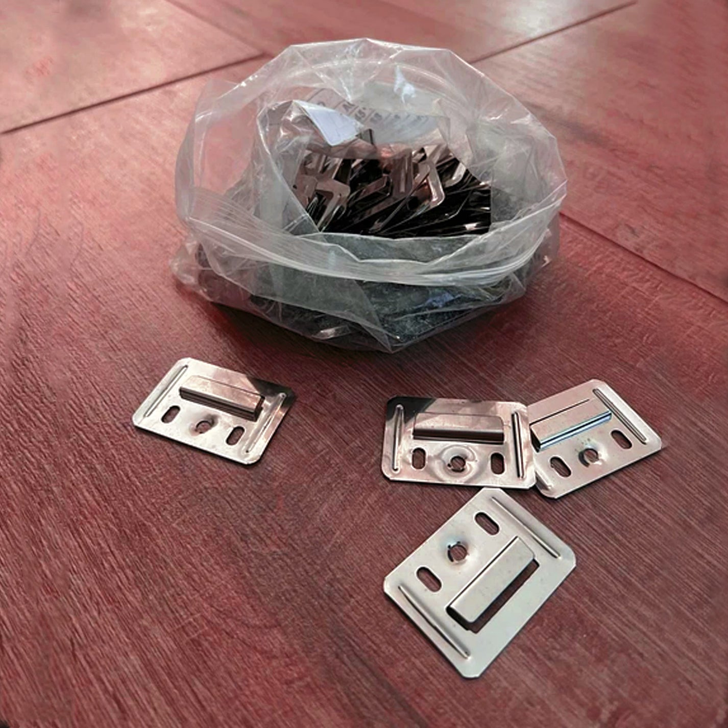 Pack de 100 Unidades de Clips Montaje Panel PVC (WPC) – Hoga